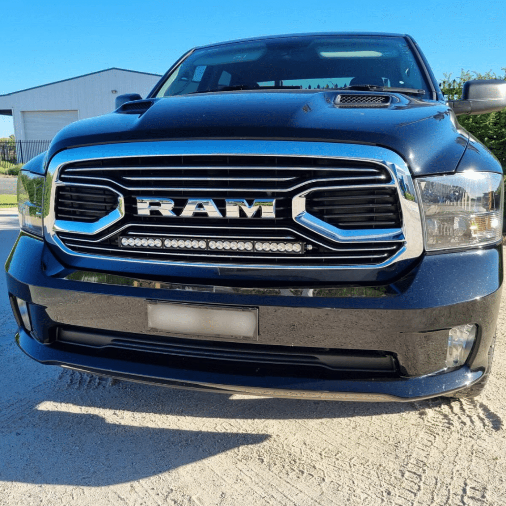 Ram 1500 DS Laramie 2018 - 2021 in Grille Integration Light Bar Kit ...